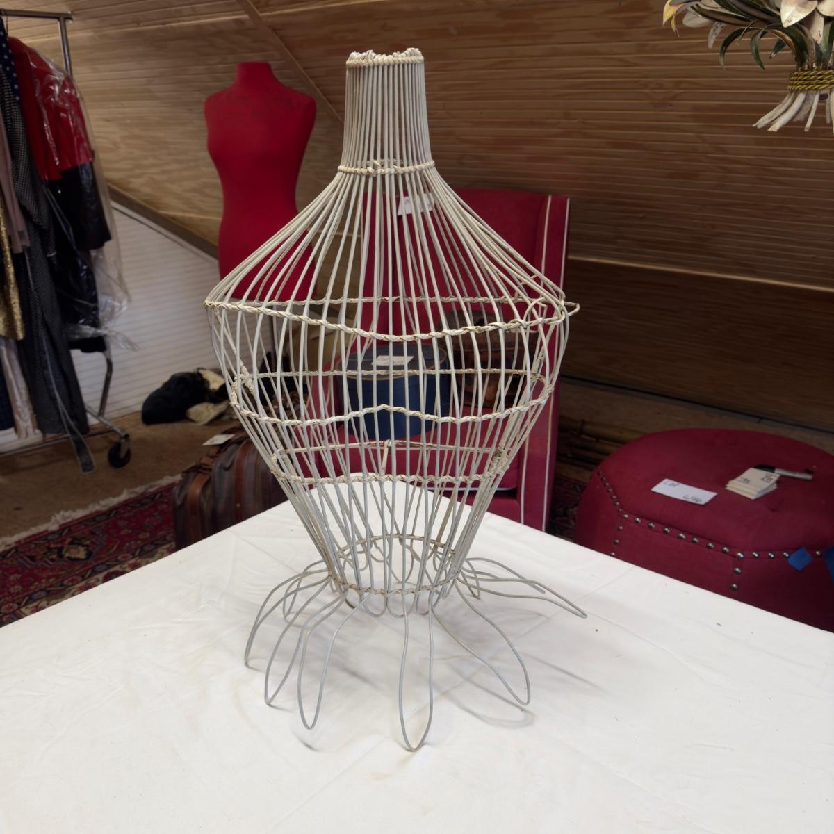 U1214 Vintage Metal Wire Table Top Form | EstateSales.org