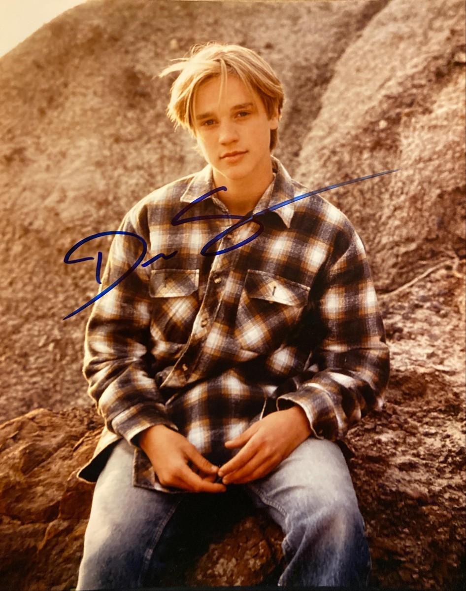 Devon Sawa signed photo | EstateSales.org