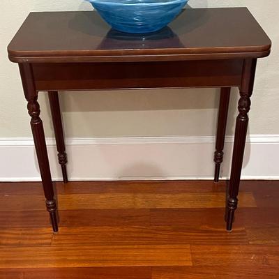 Vintage Spindle Leg Wood Accent Table | EstateSales.org