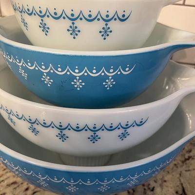 Vintage Pyrex Snowflake Garland Cinderella Mixing Bowls | EstateSales.org