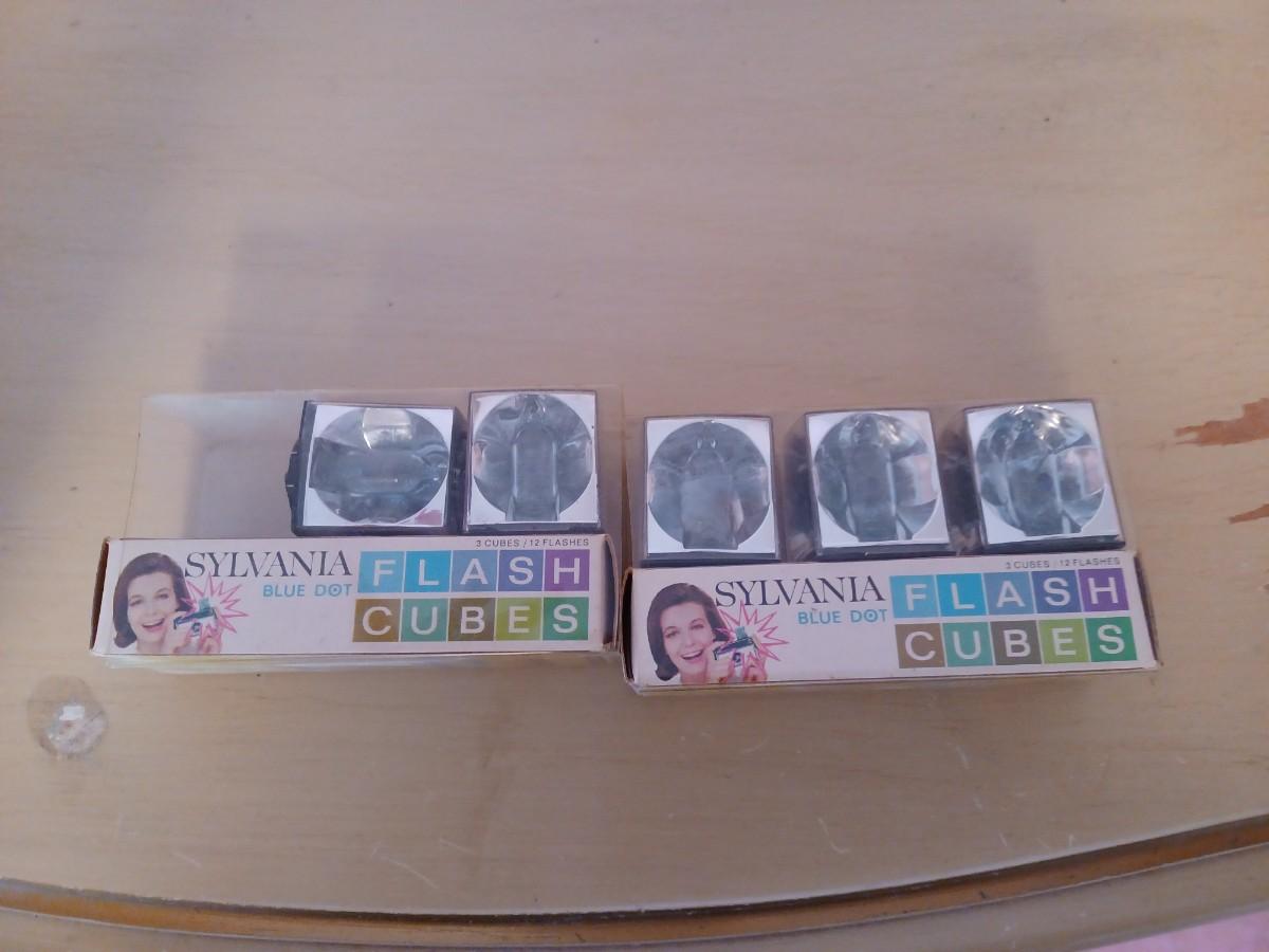5 Flash Cubes | EstateSales.org