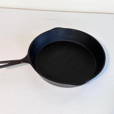 Cast Iron #8 Lidded Skillet | EstateSales.org