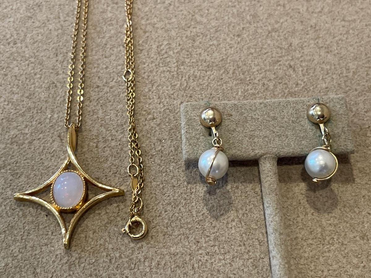 Sara Cov chain & vaseline stone pendant & clip ons | EstateSales.org