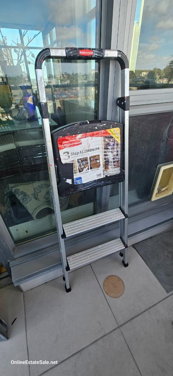 STEP STOOL | EstateSales.org