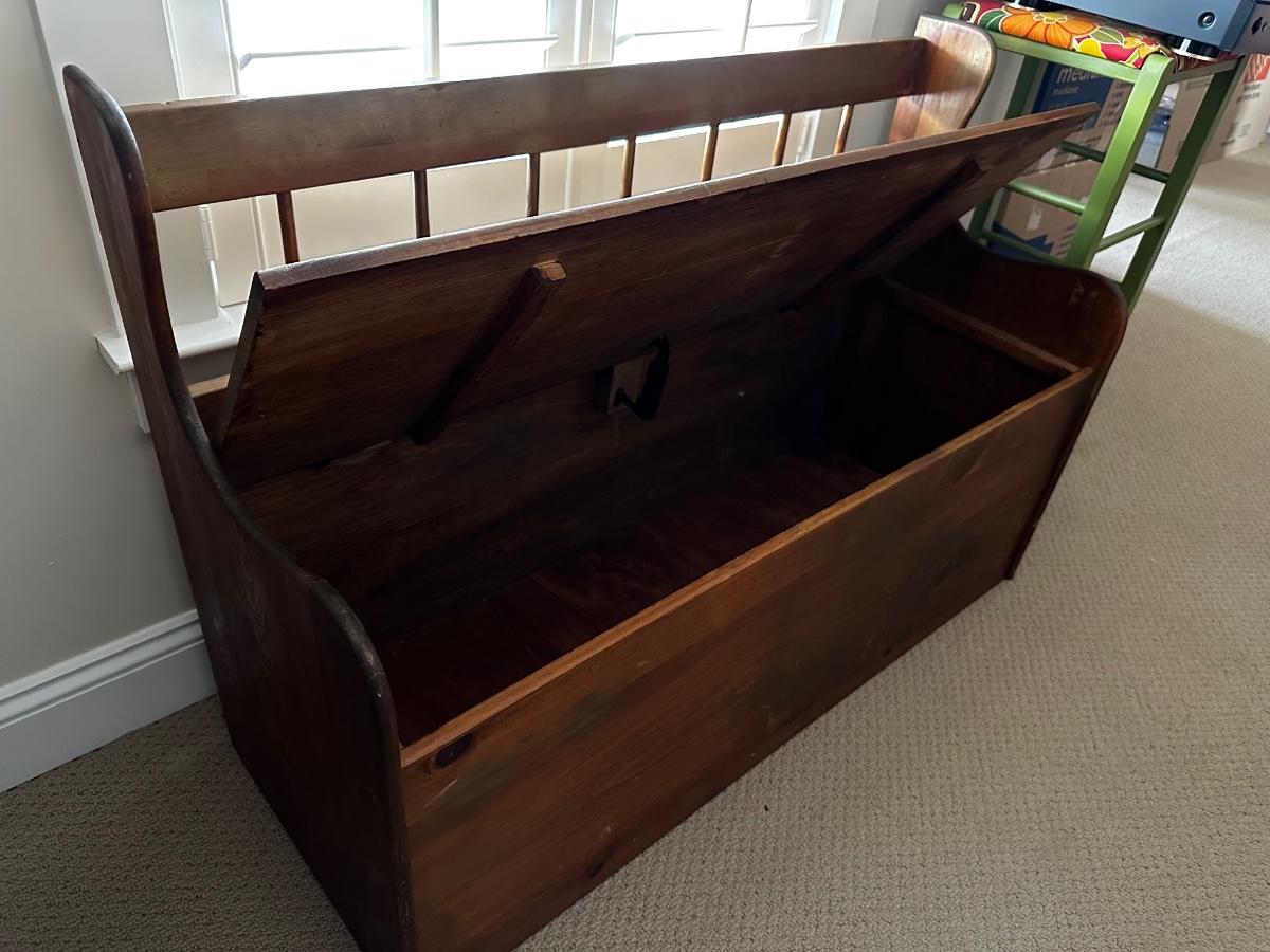 Storage bench/toy box/hope chest | EstateSales.org