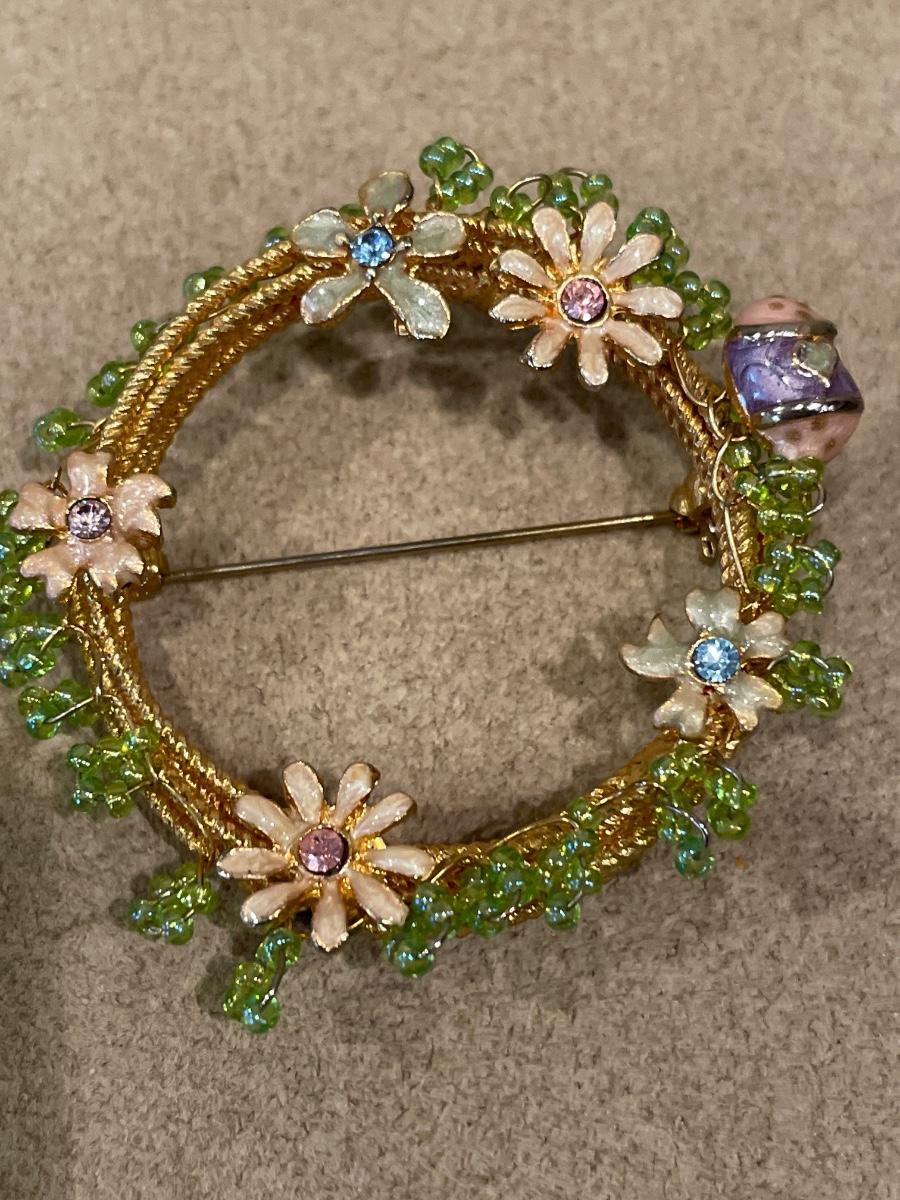 2 vintage spring color brooches | EstateSales.org
