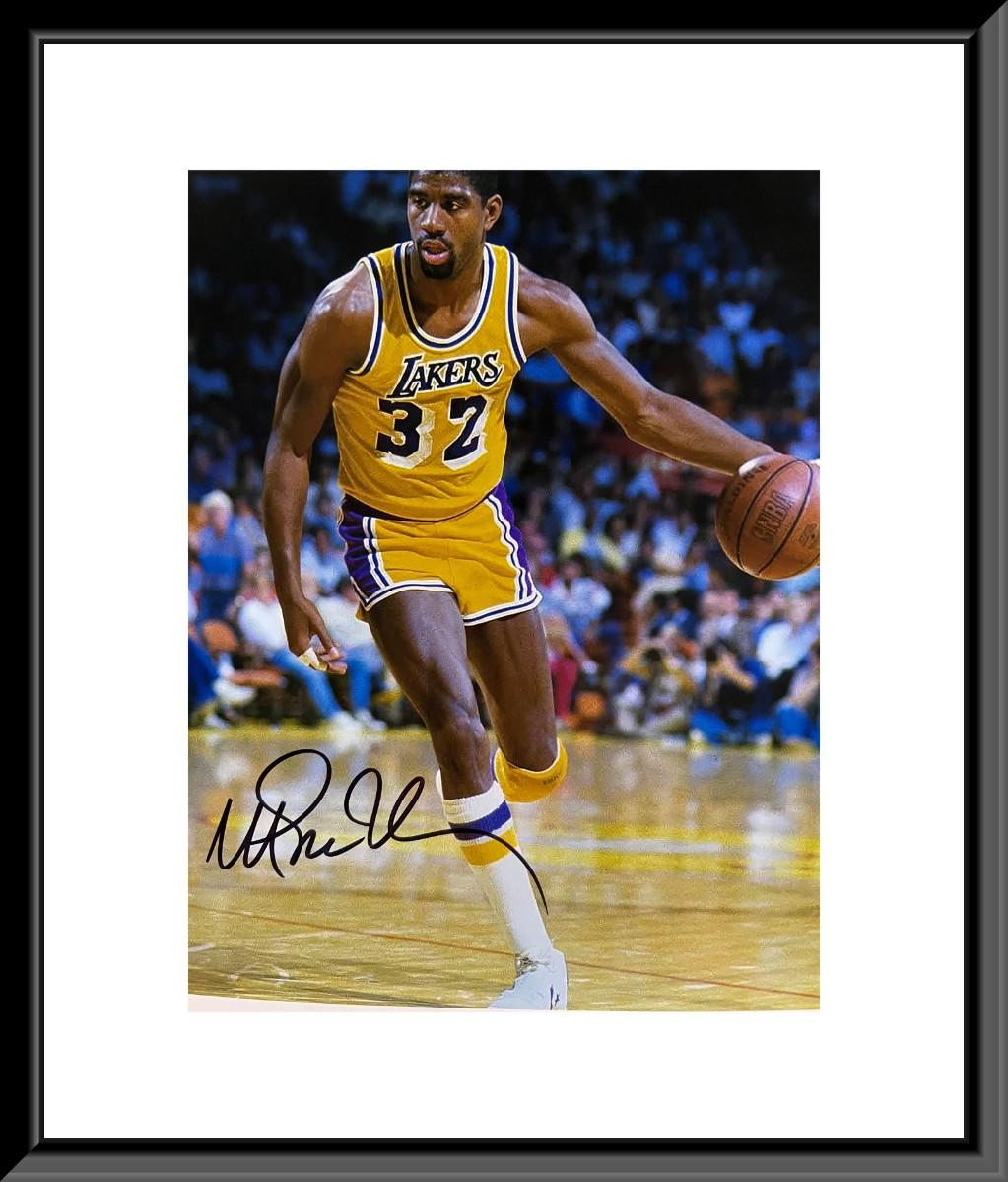 Los Angeles Lakers Magic Johnson signed photo | EstateSales.org