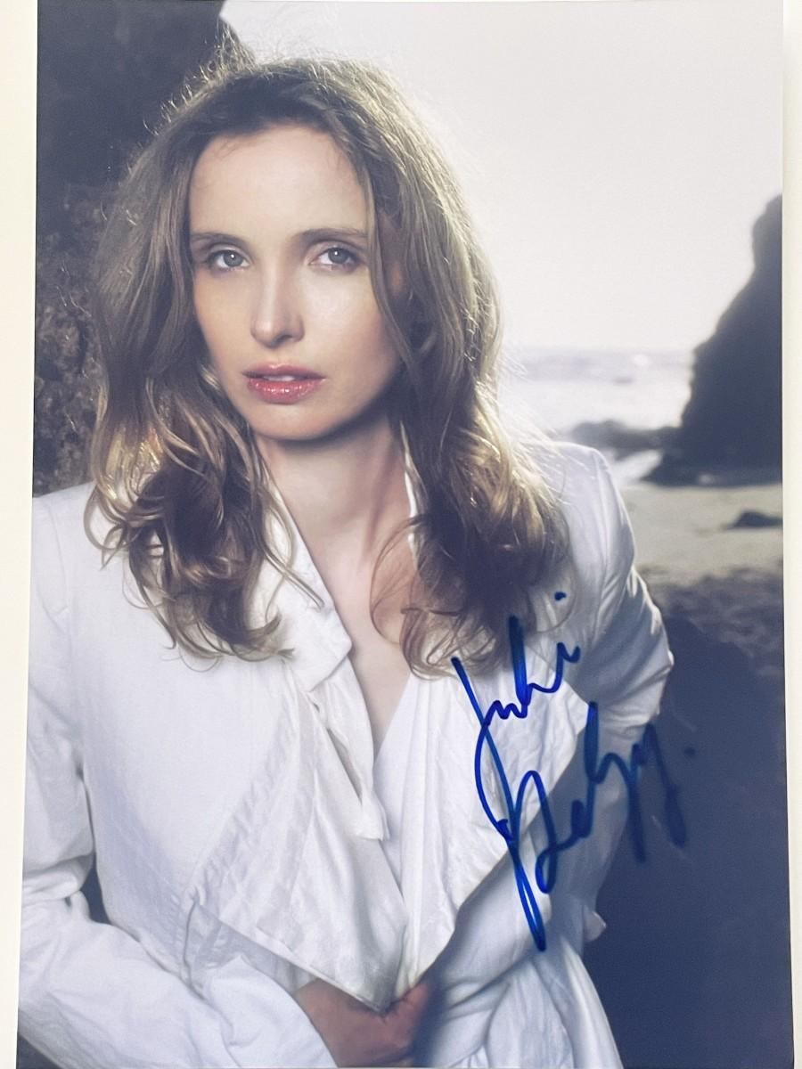 Julie Delpy signed photo | EstateSales.org