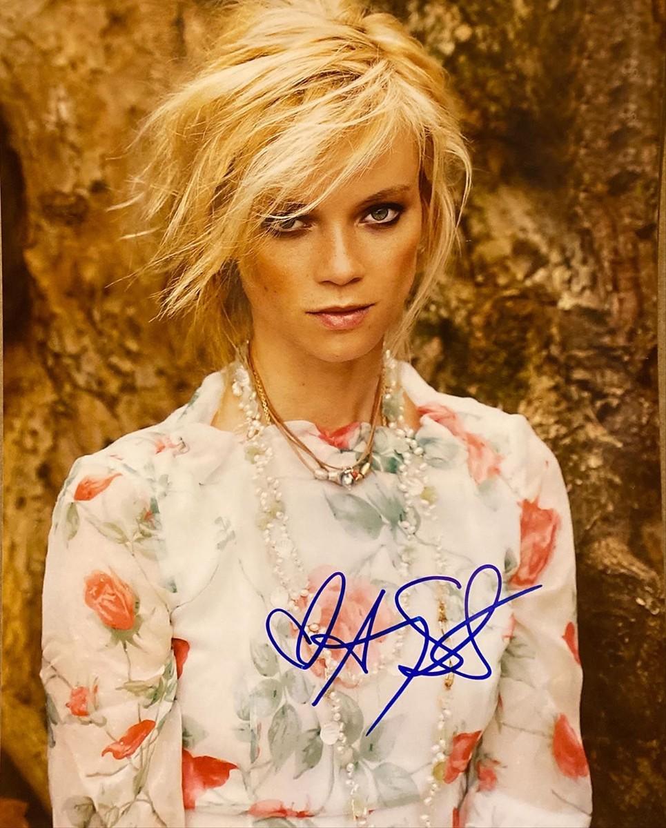 Amy Smart signed photo | EstateSales.org