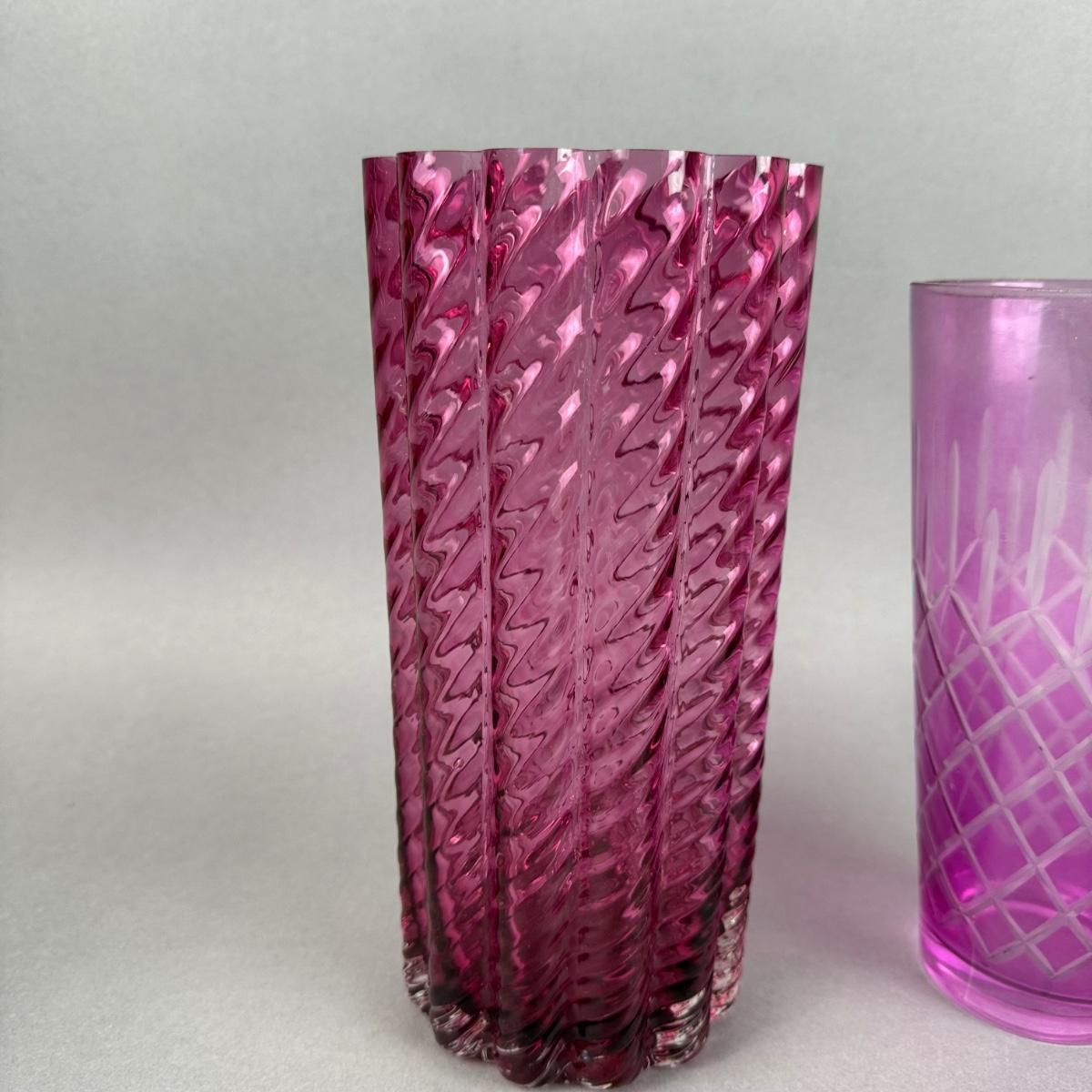 BB216 Large Pink Cranberry Glass Scalloped Edge Vase | EstateSales.org