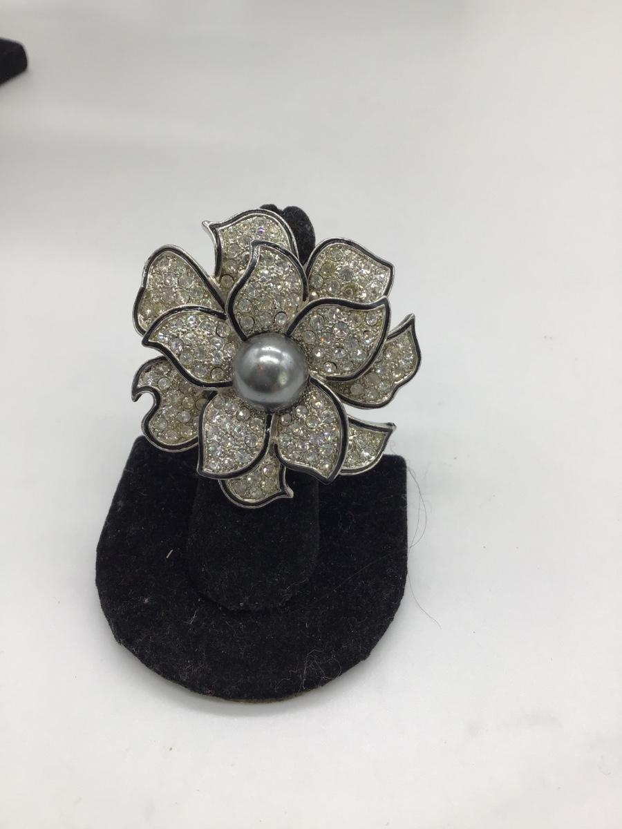 Big faux Rhinestone flower ring | EstateSales.org