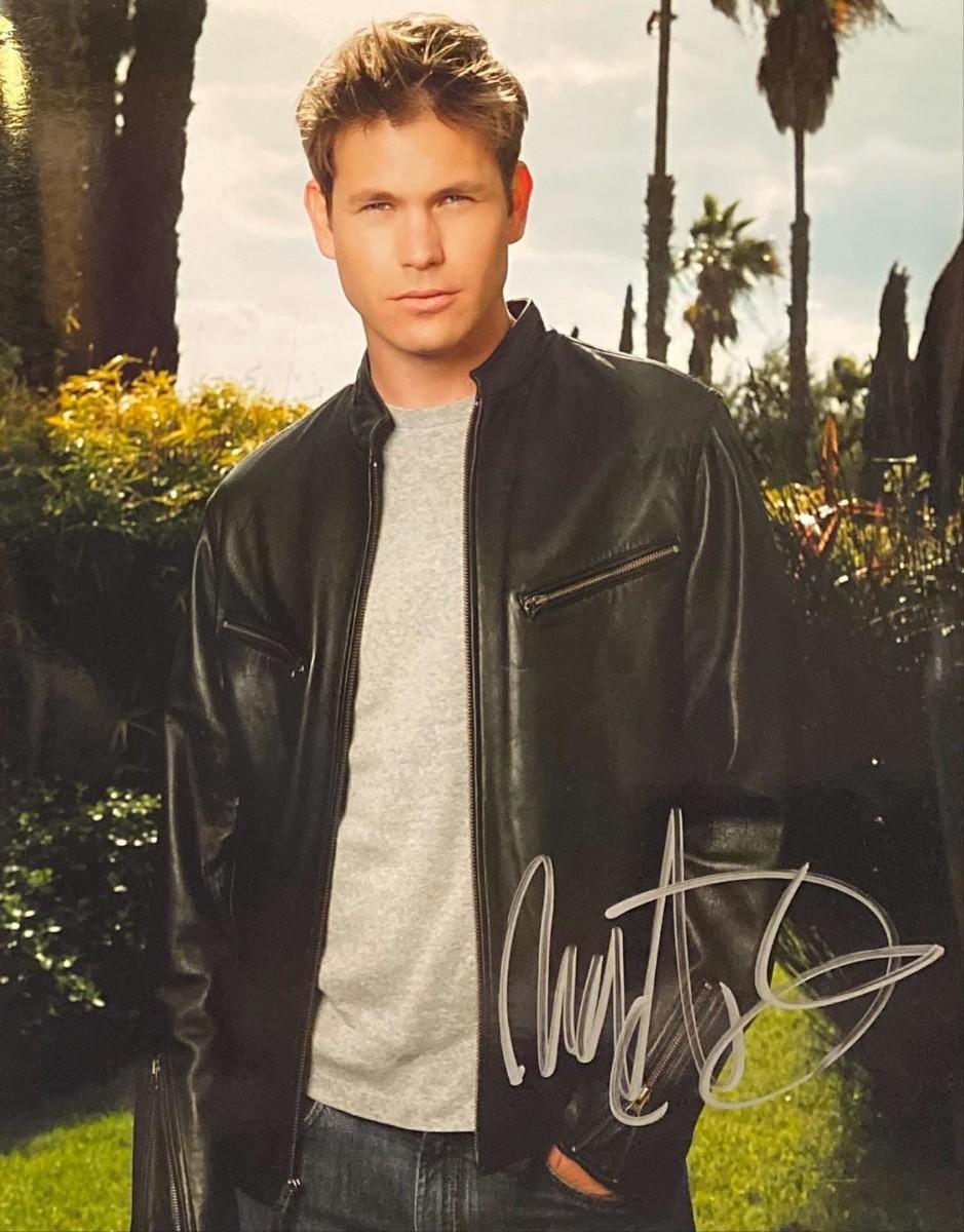 Matthew Davis Signed Photo | EstateSales.org