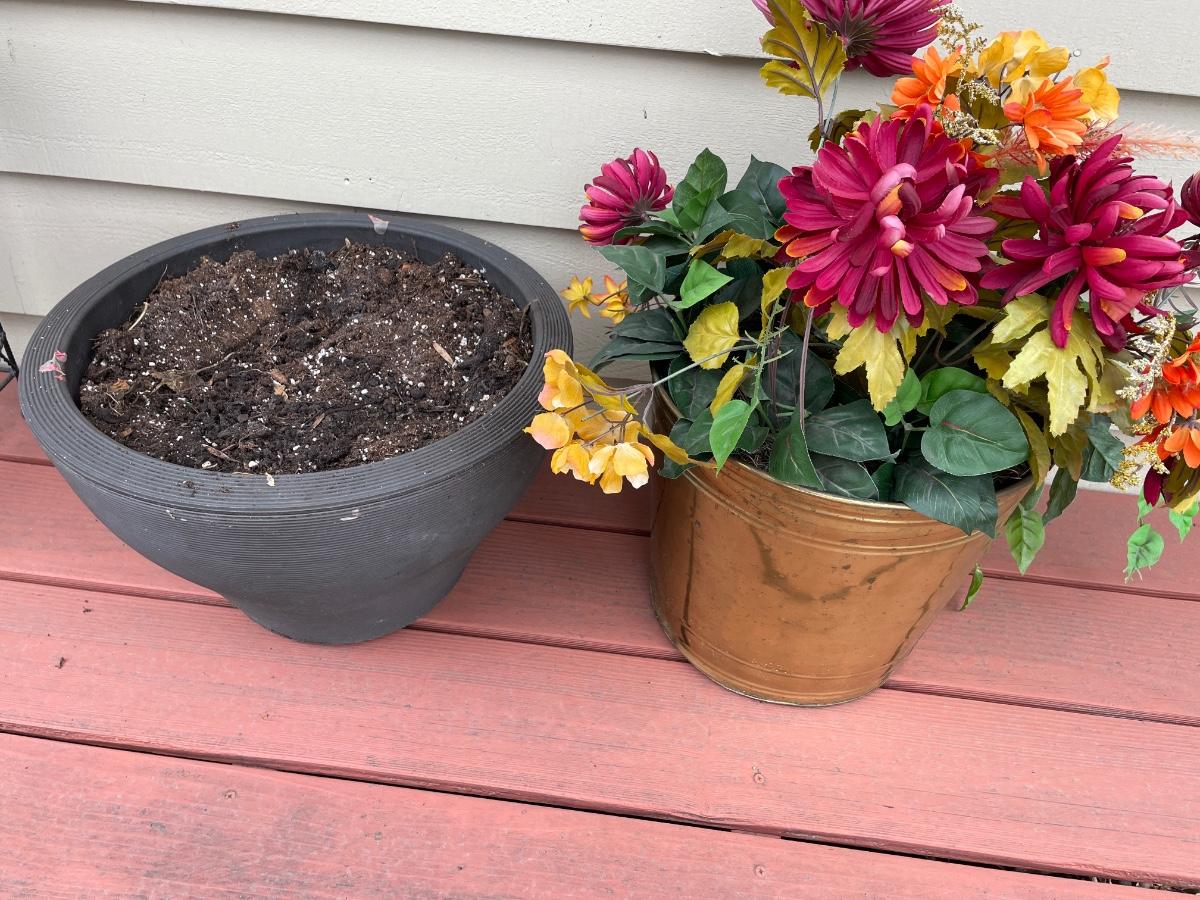 2 flower pots | EstateSales.org