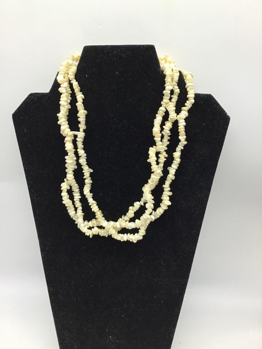 Cream colored vintage necklace | EstateSales.org