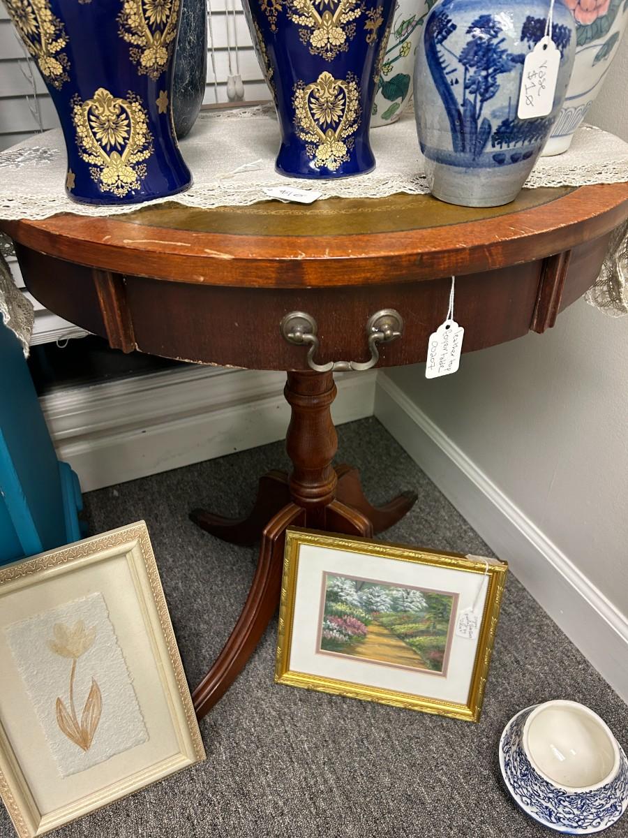 Antique Oak Round Pedestal Table | EstateSales.org Antique Oak Round Pedestal Table | EstateSales.org