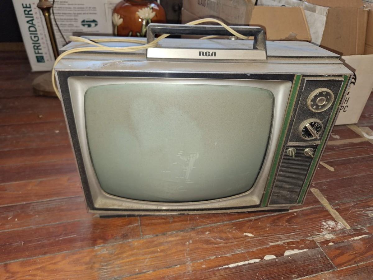 RCA TV retro | EstateSales.org