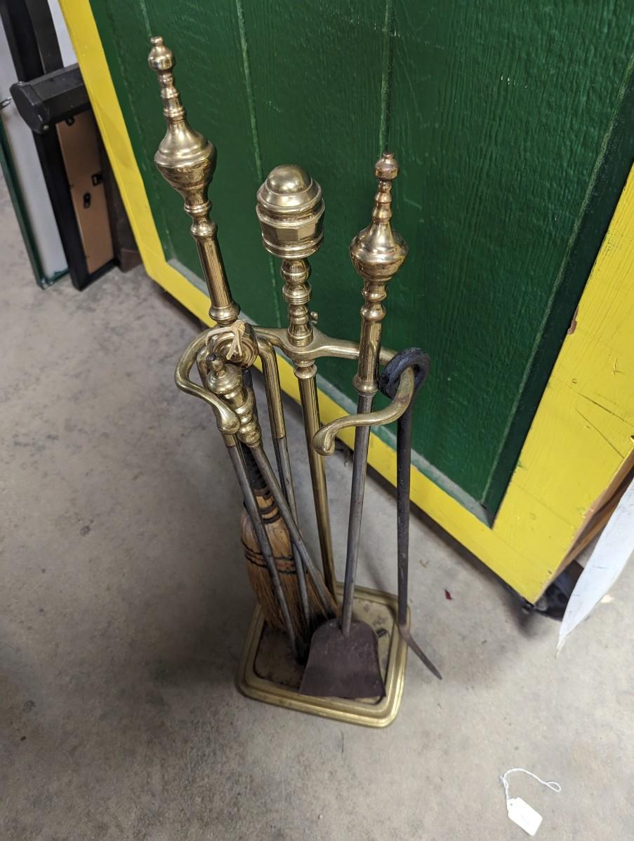 Fireplace Set | EstateSales.org