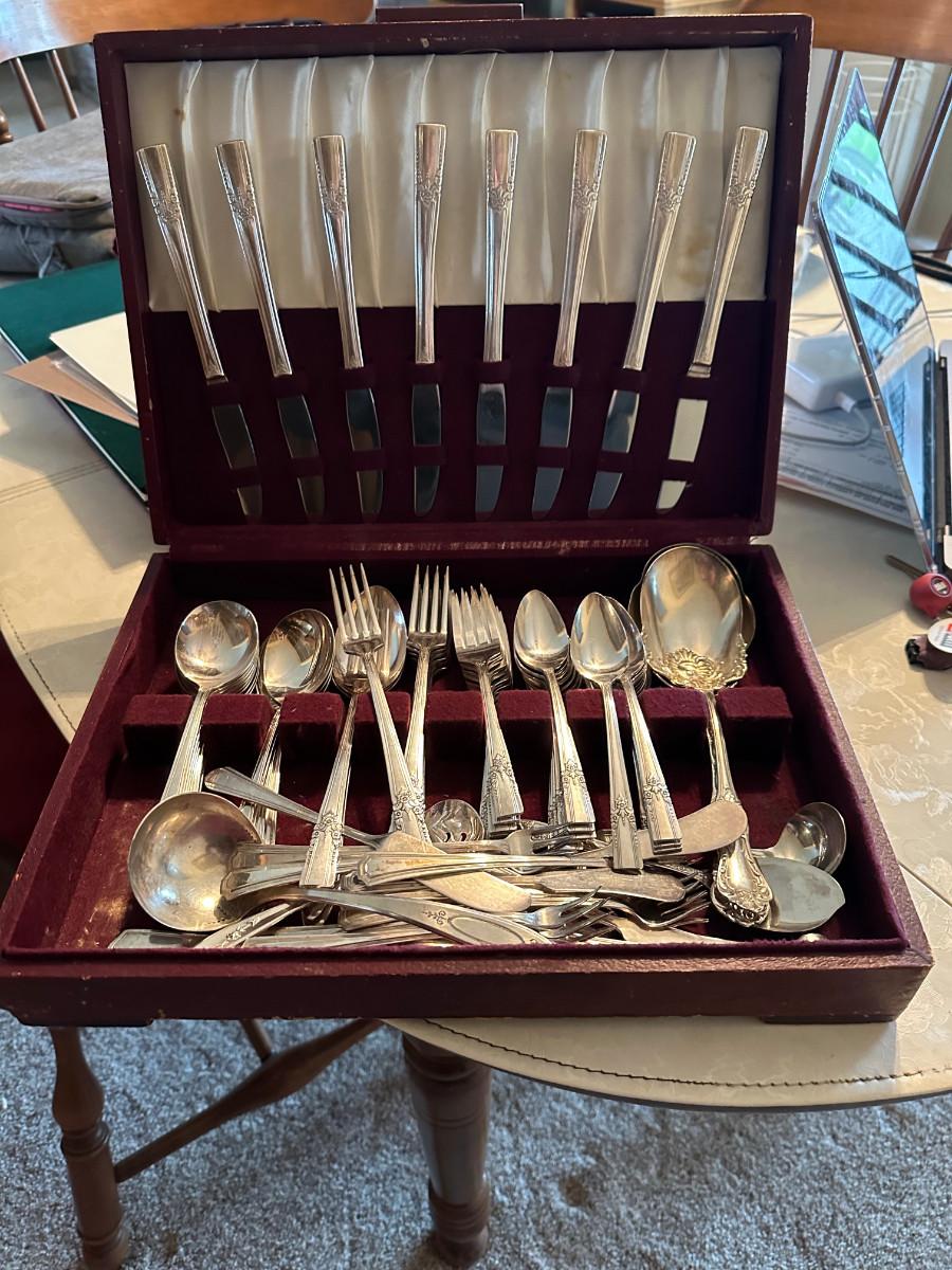 Silver Plated silverware set | EstateSales.org