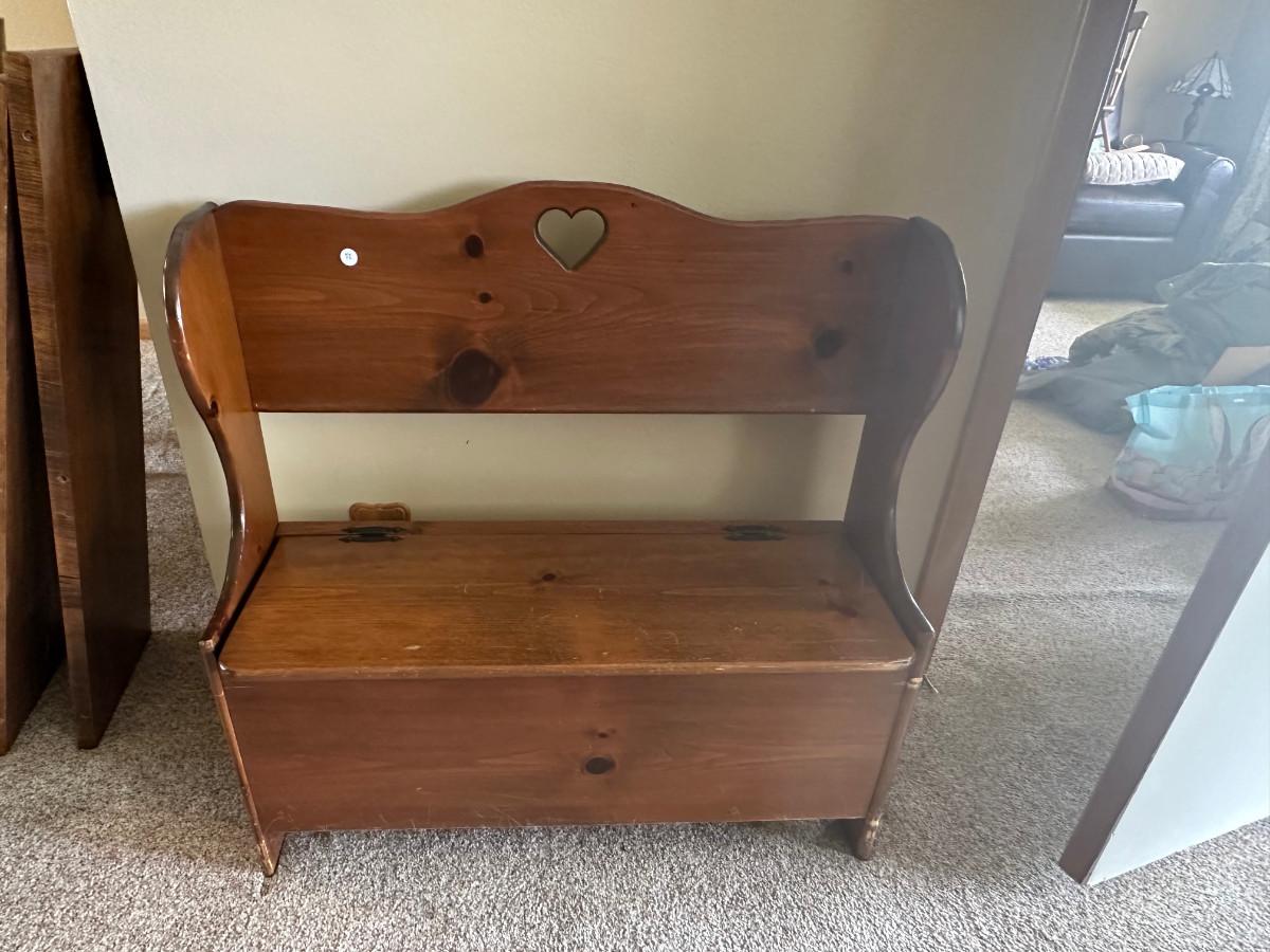 Country Pine Storage Bench with Hinged Seat | EstateSales.org