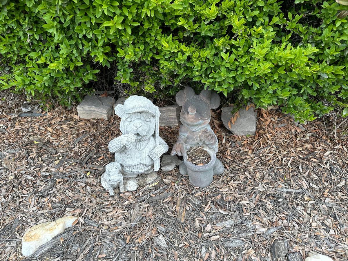 Outdoor Bear and Mini Statue | EstateSales.org