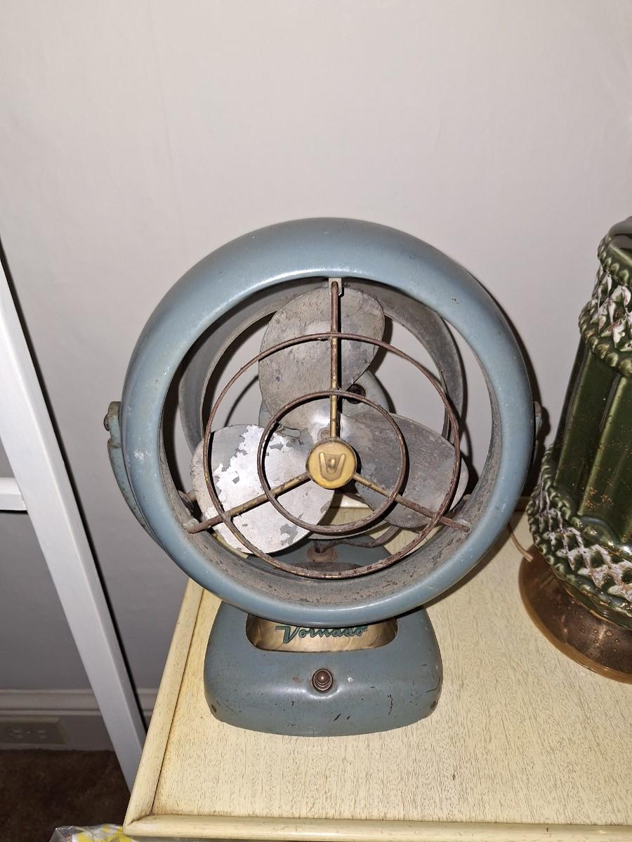 Fan Retro | EstateSales.org