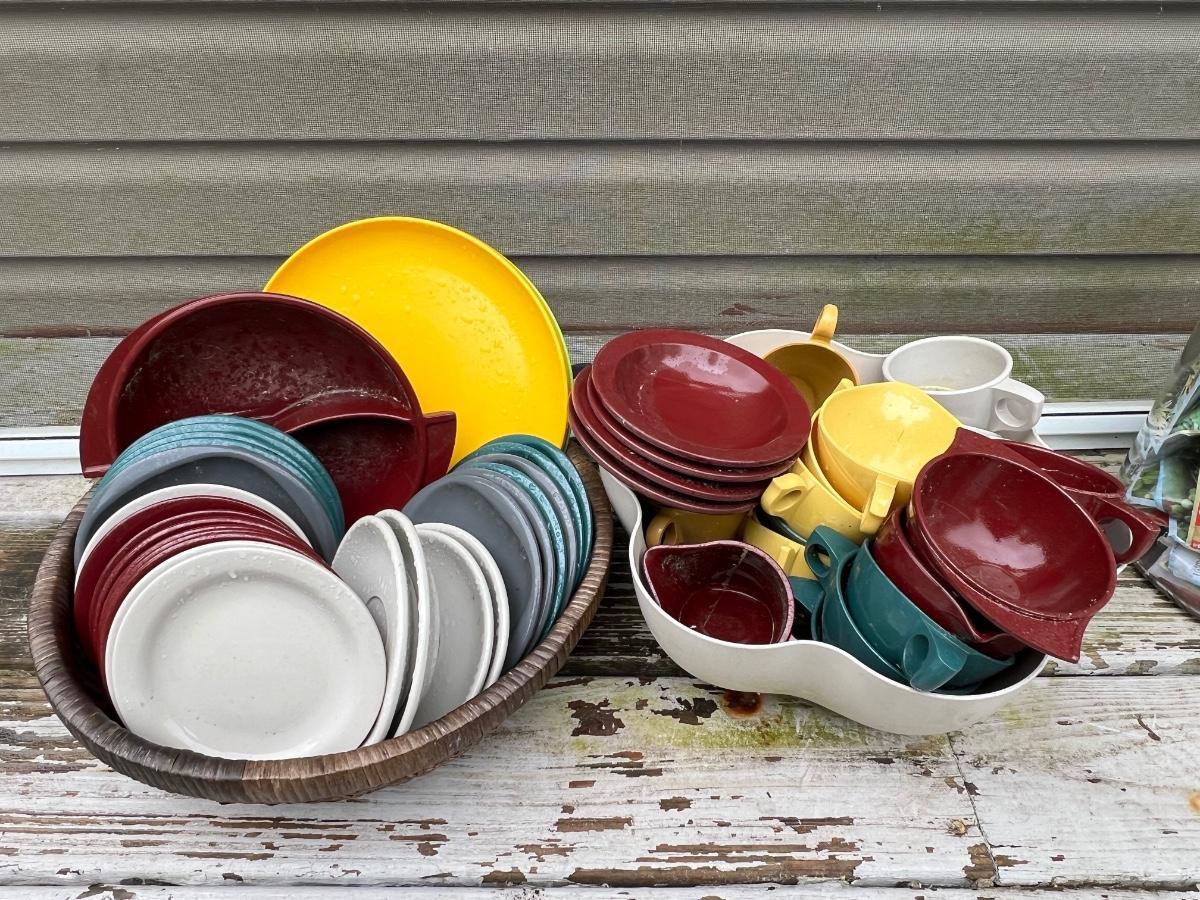 Melamine Dishware | EstateSales.org