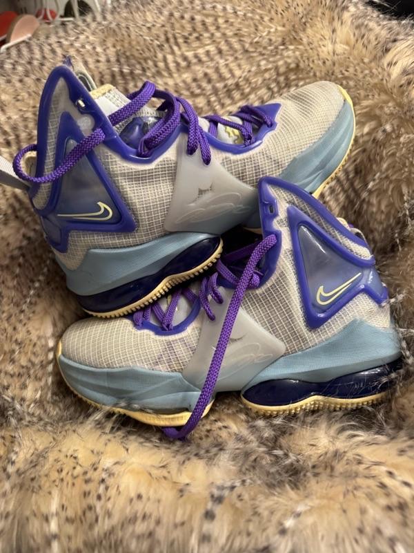 Nike Lebron James purple size 6 | EstateSales.org
