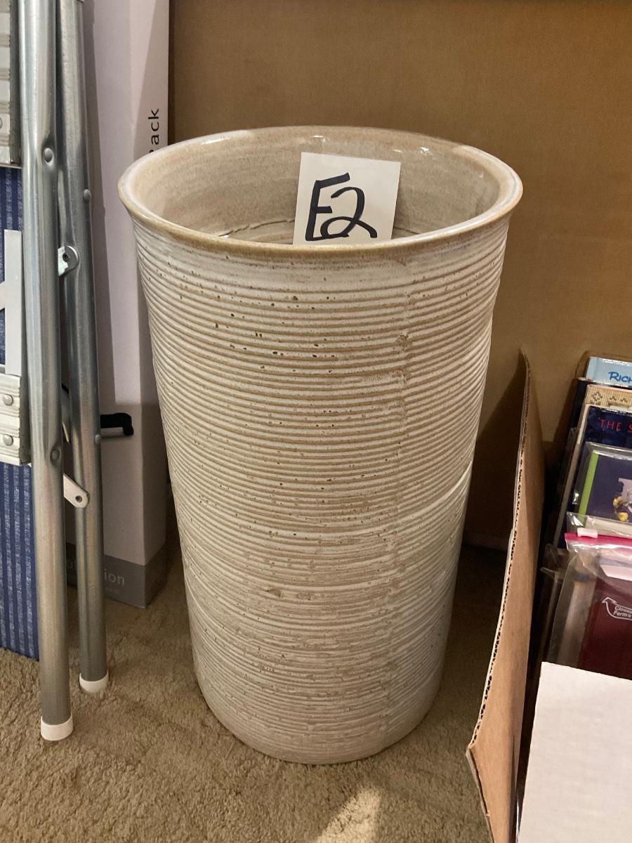 E2-large pottery vase | EstateSales.org