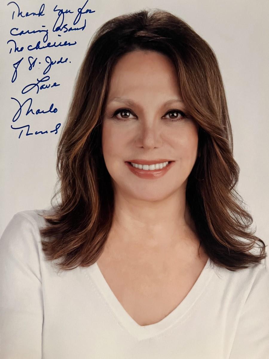 Marlo Thomas facsimile signed photo. 8x10 inches | EstateSales.org