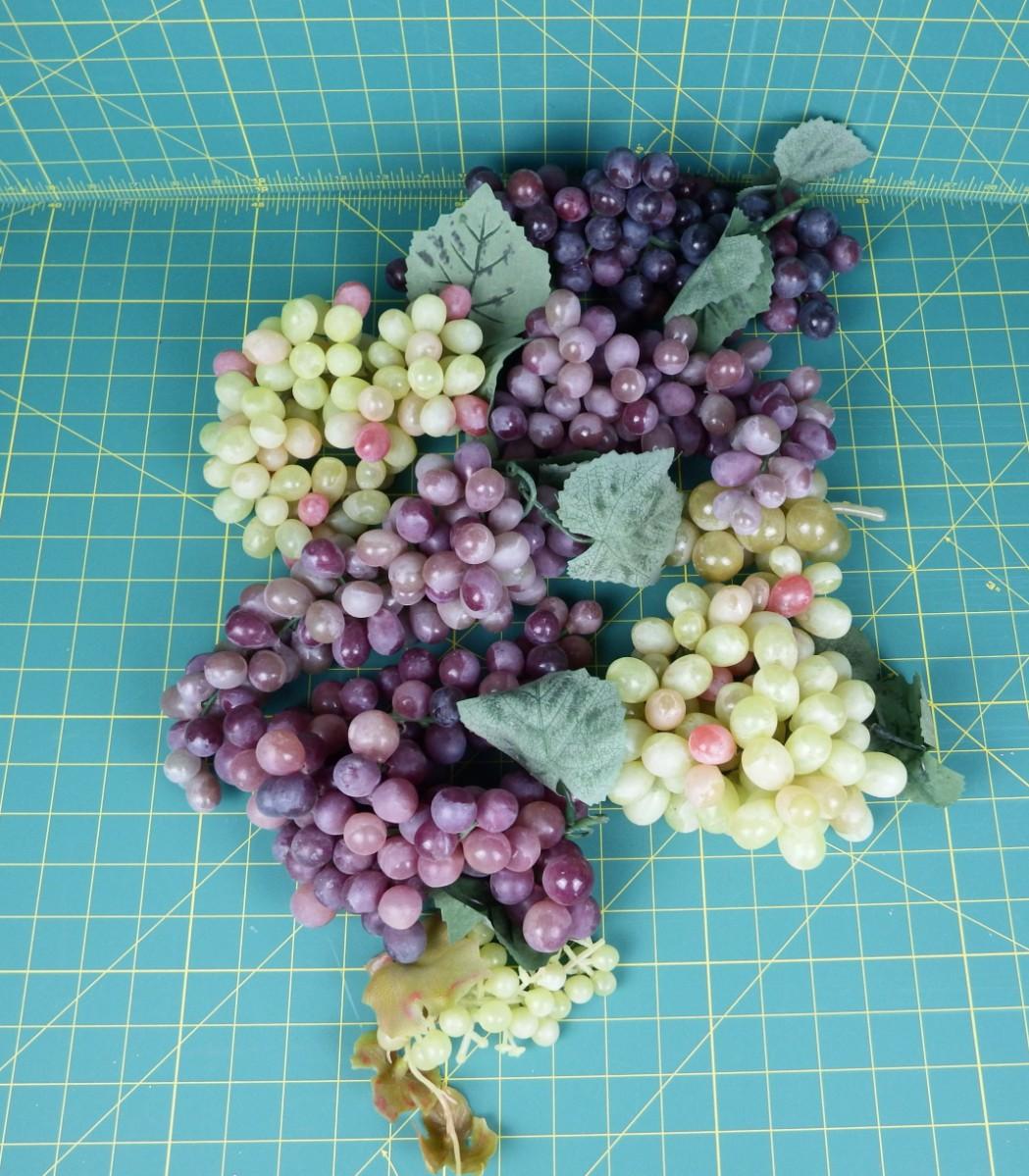 Big bunch of Grape decorations | EstateSales.org