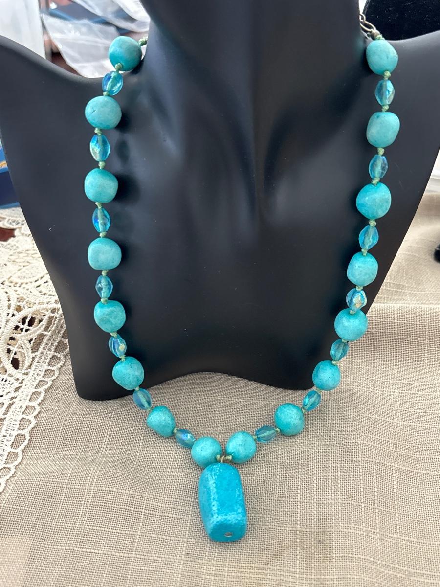 Blue nugget and beaded necklace | EstateSales.org