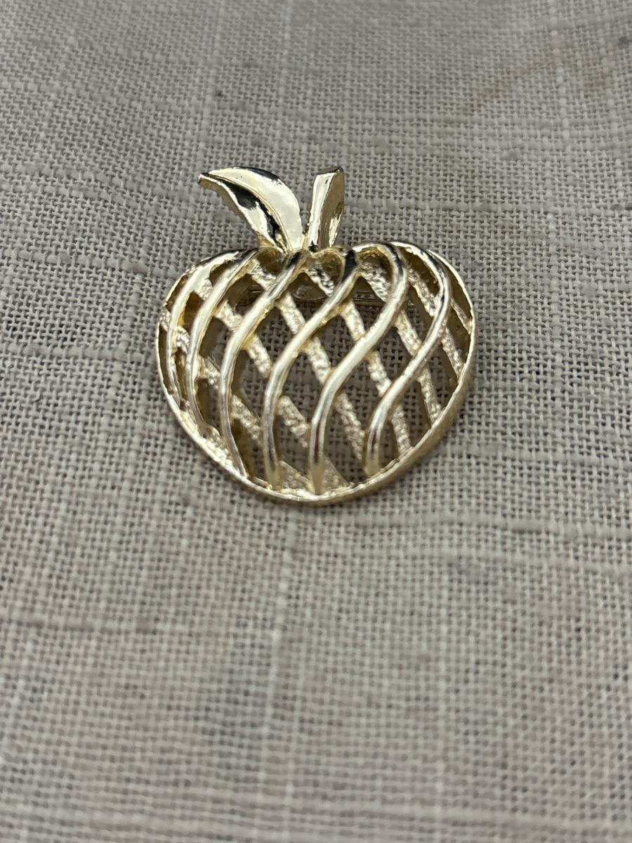 Gerry’s gold tone apple pin | EstateSales.org