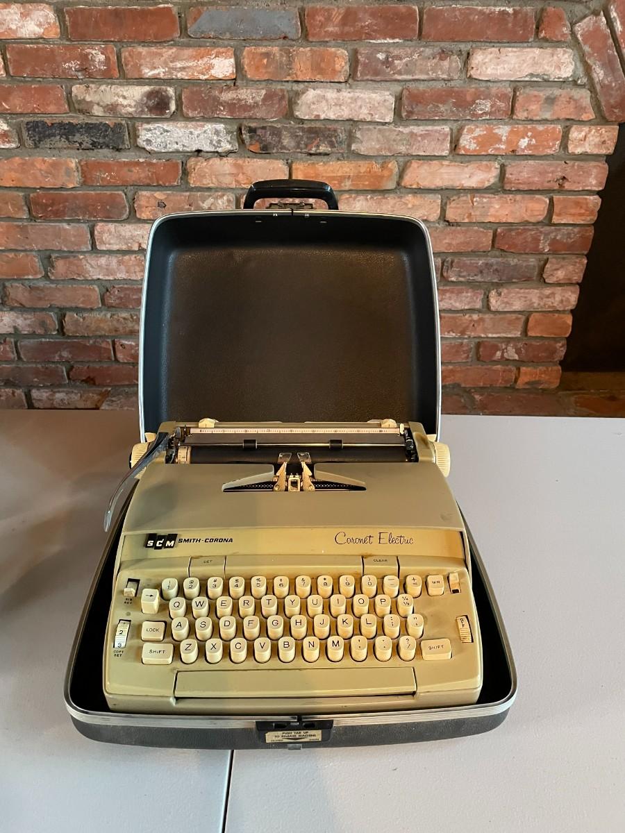 Vintage Smith-Corona Coronet Electric Typewritter with Case ...