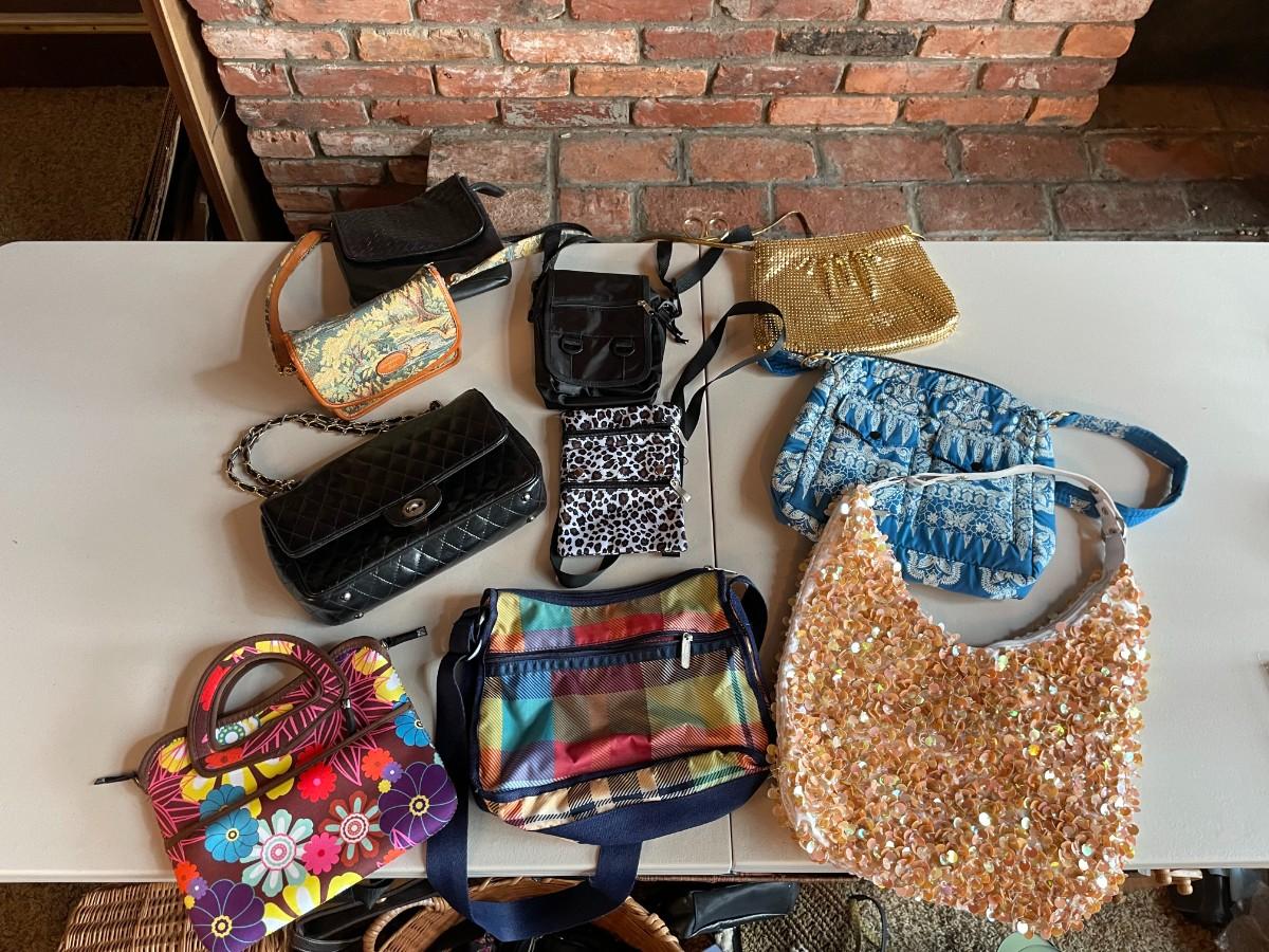 Lot of Women's Purses | EstateSales.org