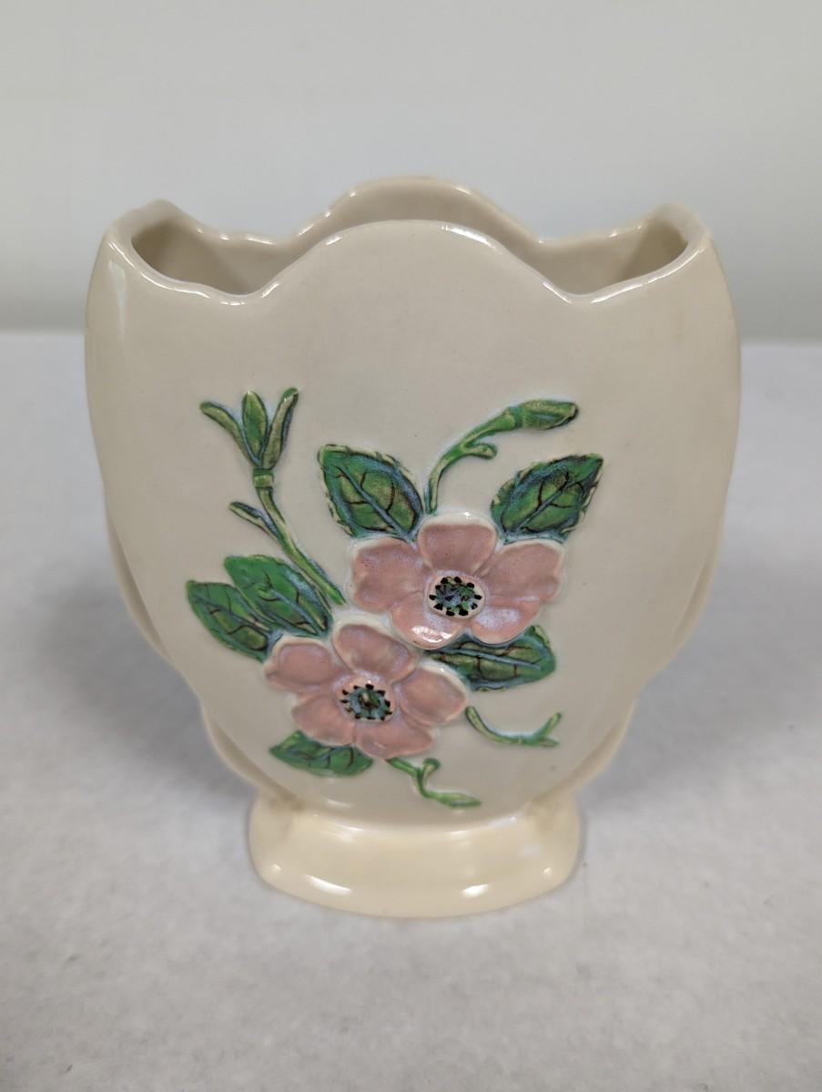Hull Art Pottery Rosella Vase | EstateSales.org Hull Art Pottery Rosella Vase | EstateSales.org