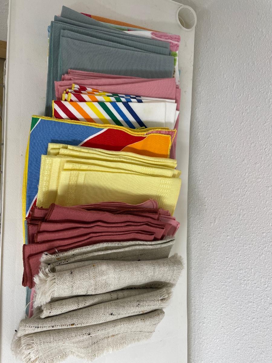 Fun cloth napkins | EstateSales.org