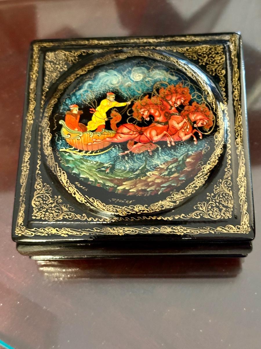 Finely painted Russian lacquer box | EstateSales.org