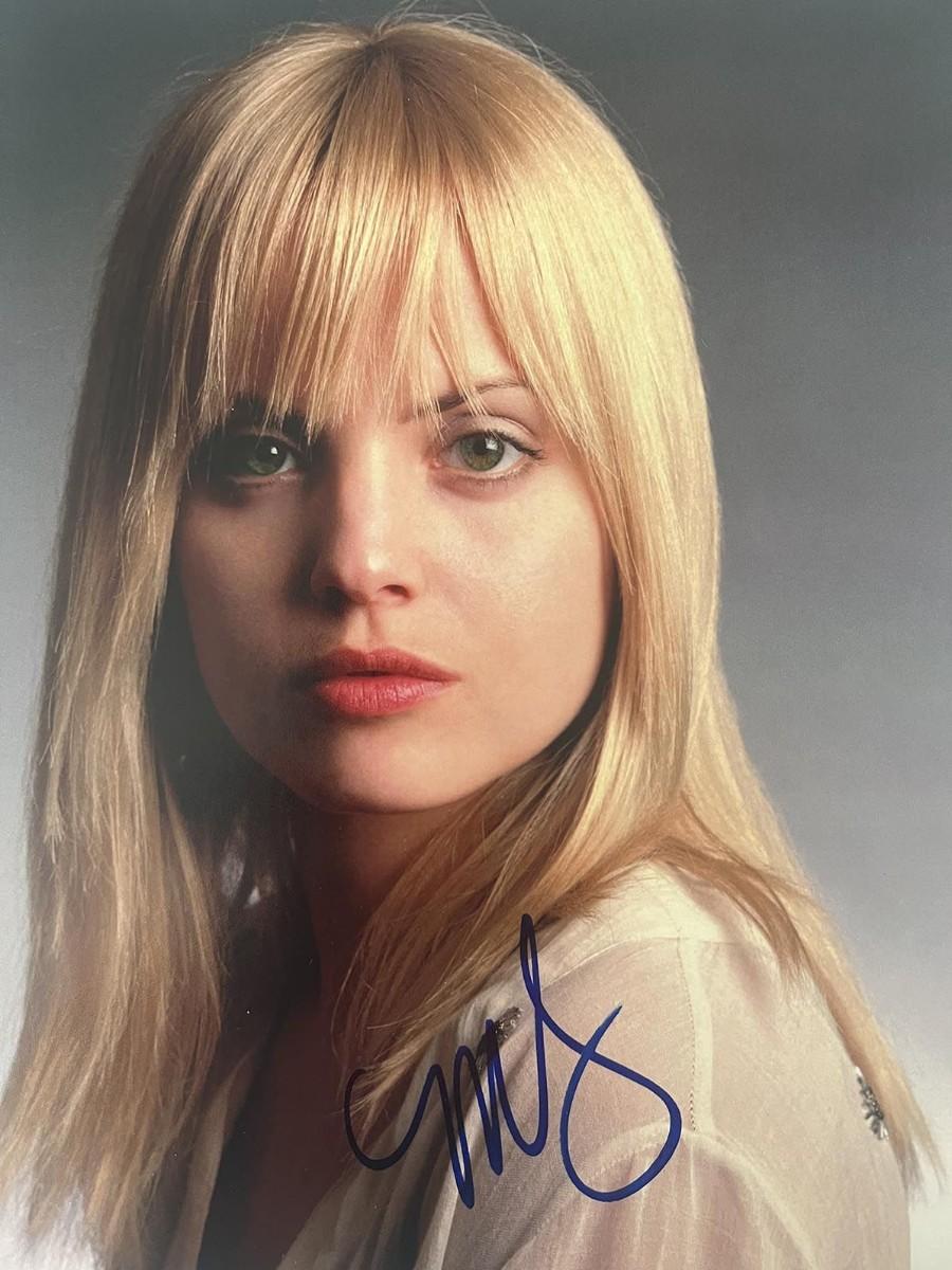 American Beauty Mena Suvari signed photo | EstateSales.org