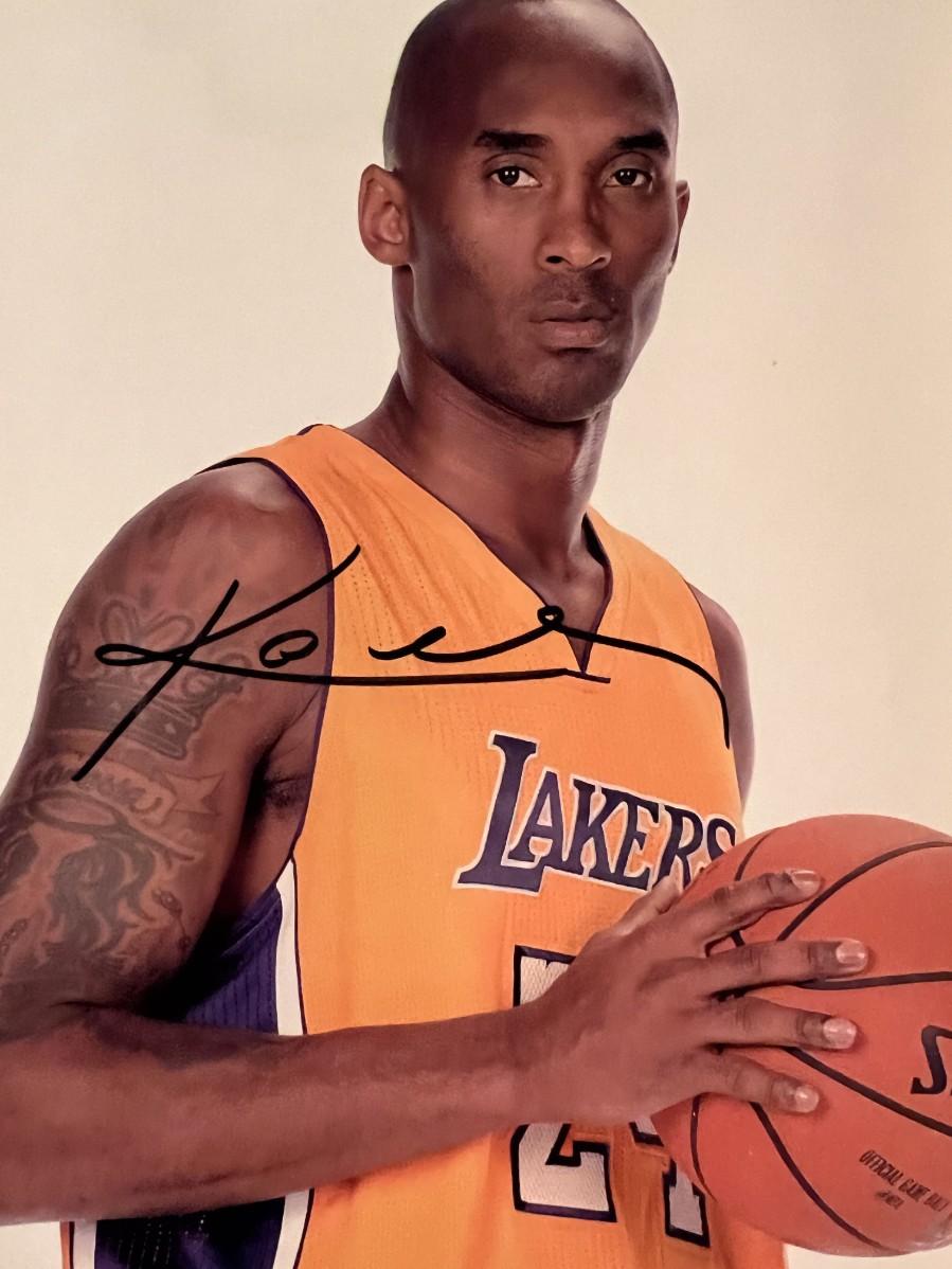 LA Lakers Kobe Bryant signed photo | EstateSales.org