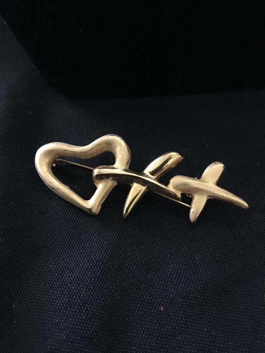 Gold tone heart and x pin | EstateSales.org
