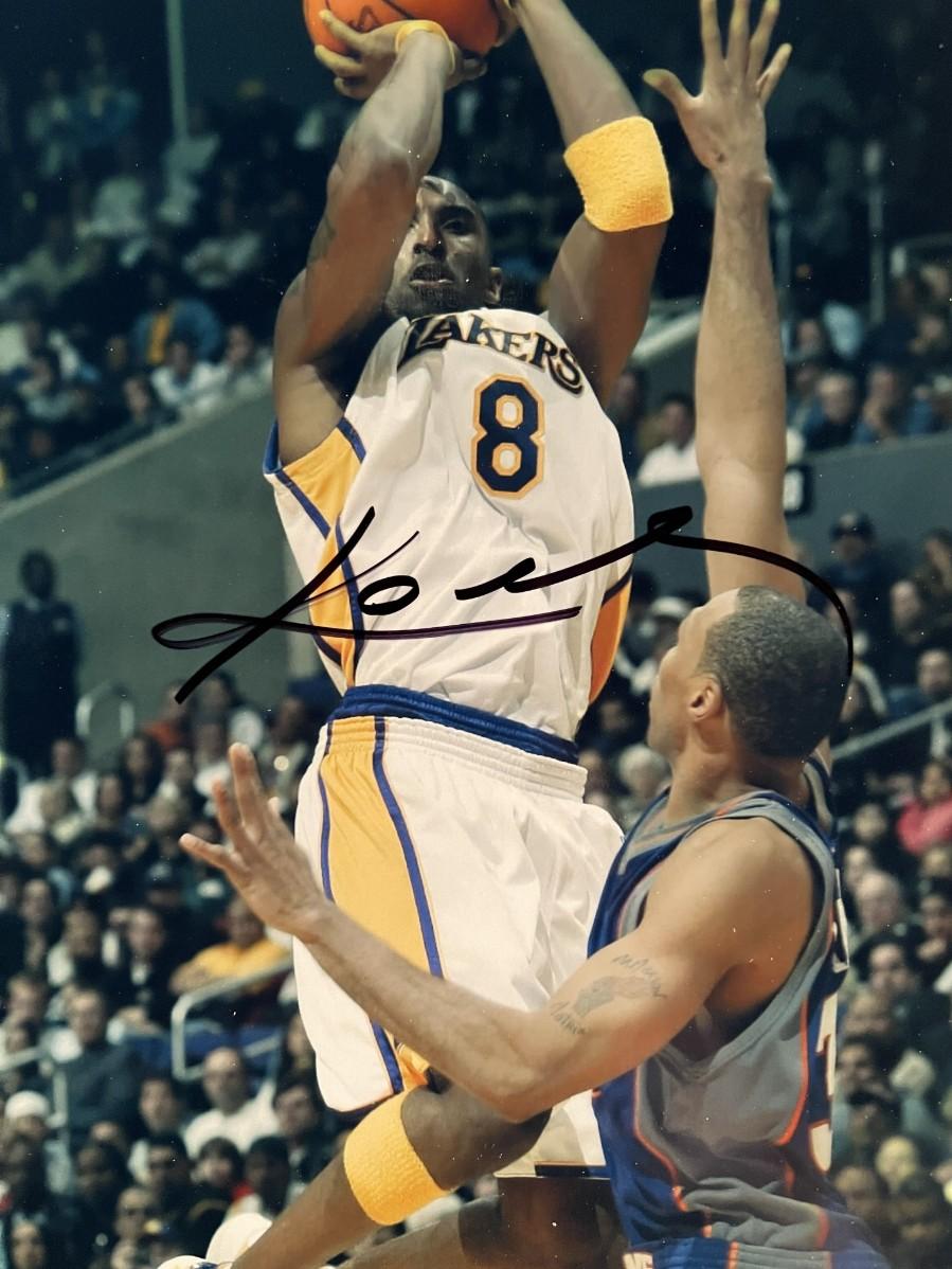 LA Lakers Kobe Bryant signed photo | EstateSales.org