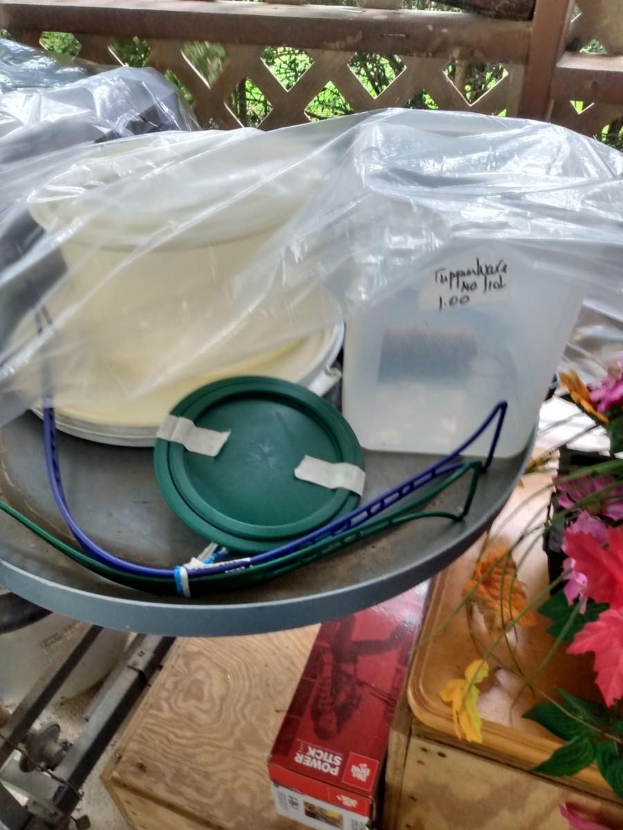 Kitchens plasticware | EstateSales.org