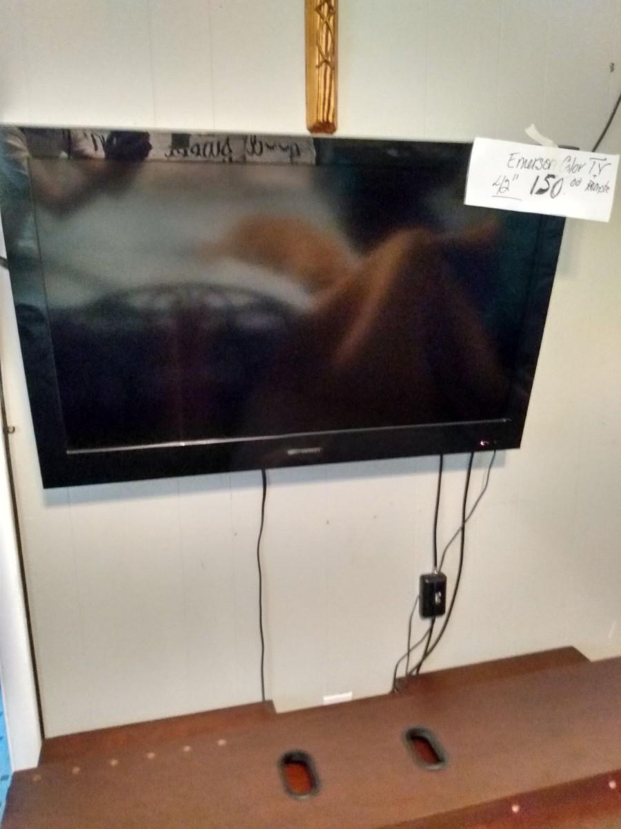 Emerson 42 flat screen color TV comes with Roku like new | EstateSales.org
