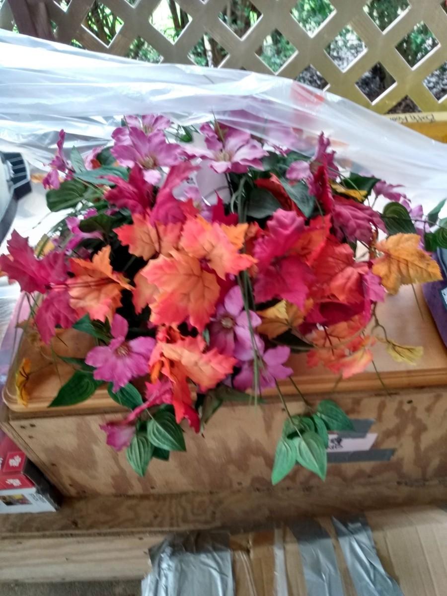 Flower arrangement | EstateSales.org