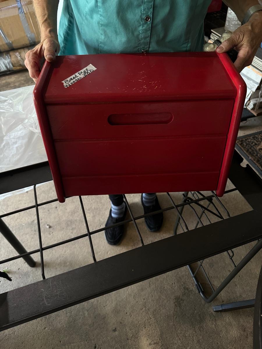 Free combine ship Red Bread box | EstateSales.org