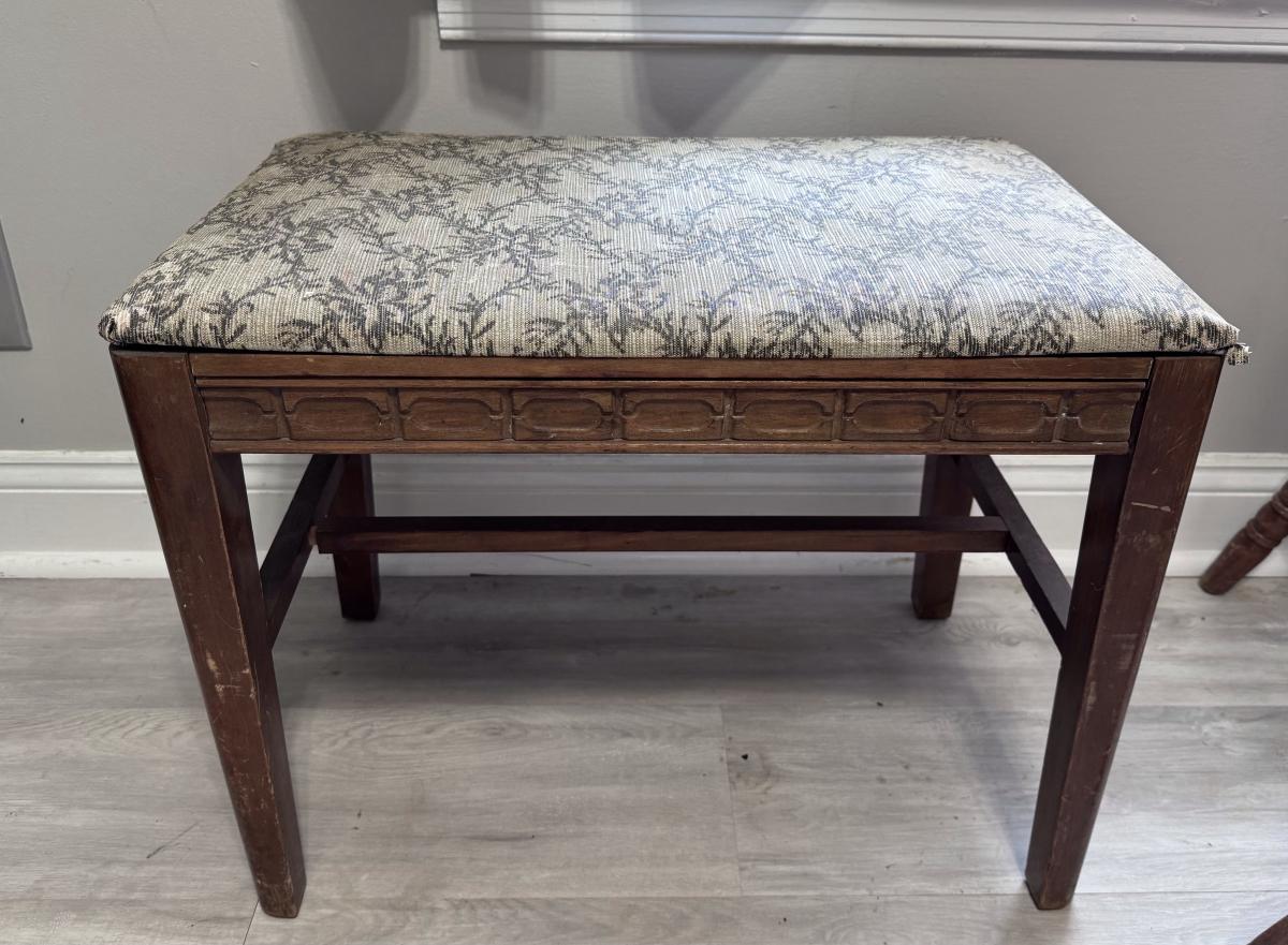 Vanity Bench | EstateSales.org