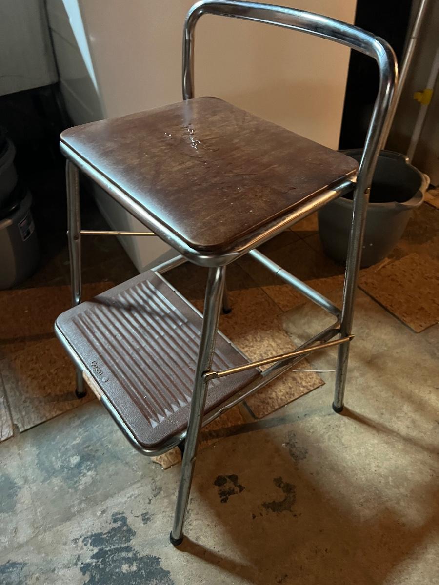 Vintage Metal Step stool | EstateSales.org