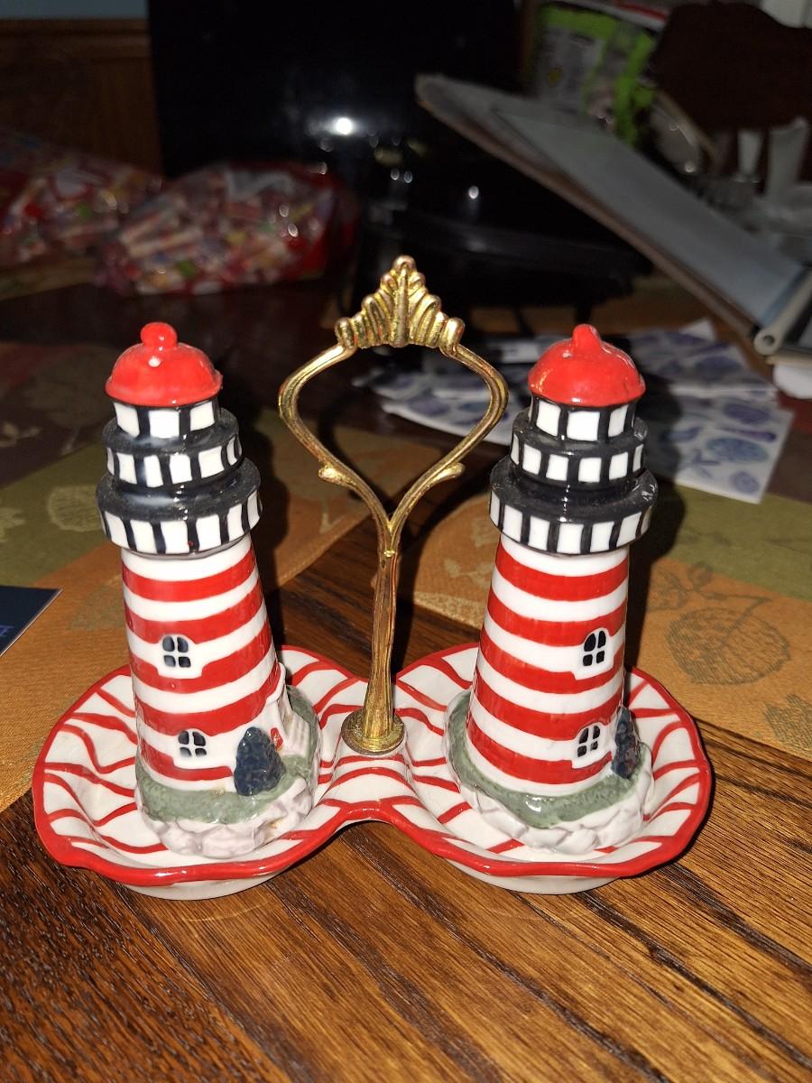 Lighthouse Salt and Pepper set | EstateSales.org