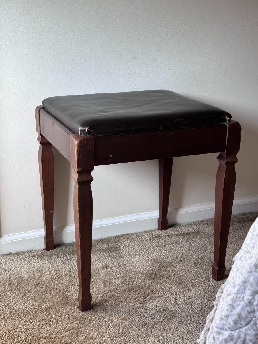 Small Bench Seat | EstateSales.org