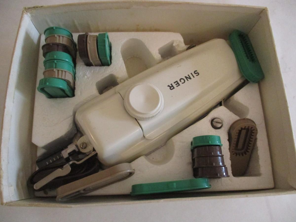 Singer Automatic Buttonholer | EstateSales.org